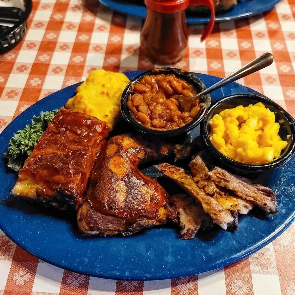 13 Restaurants In Pigeon Forge TN You'll Di(n)e For